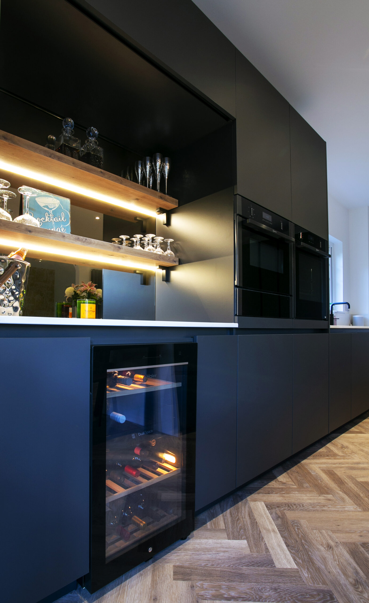 Carbon Chic Kitchen | Symmetry Meets Sophistication